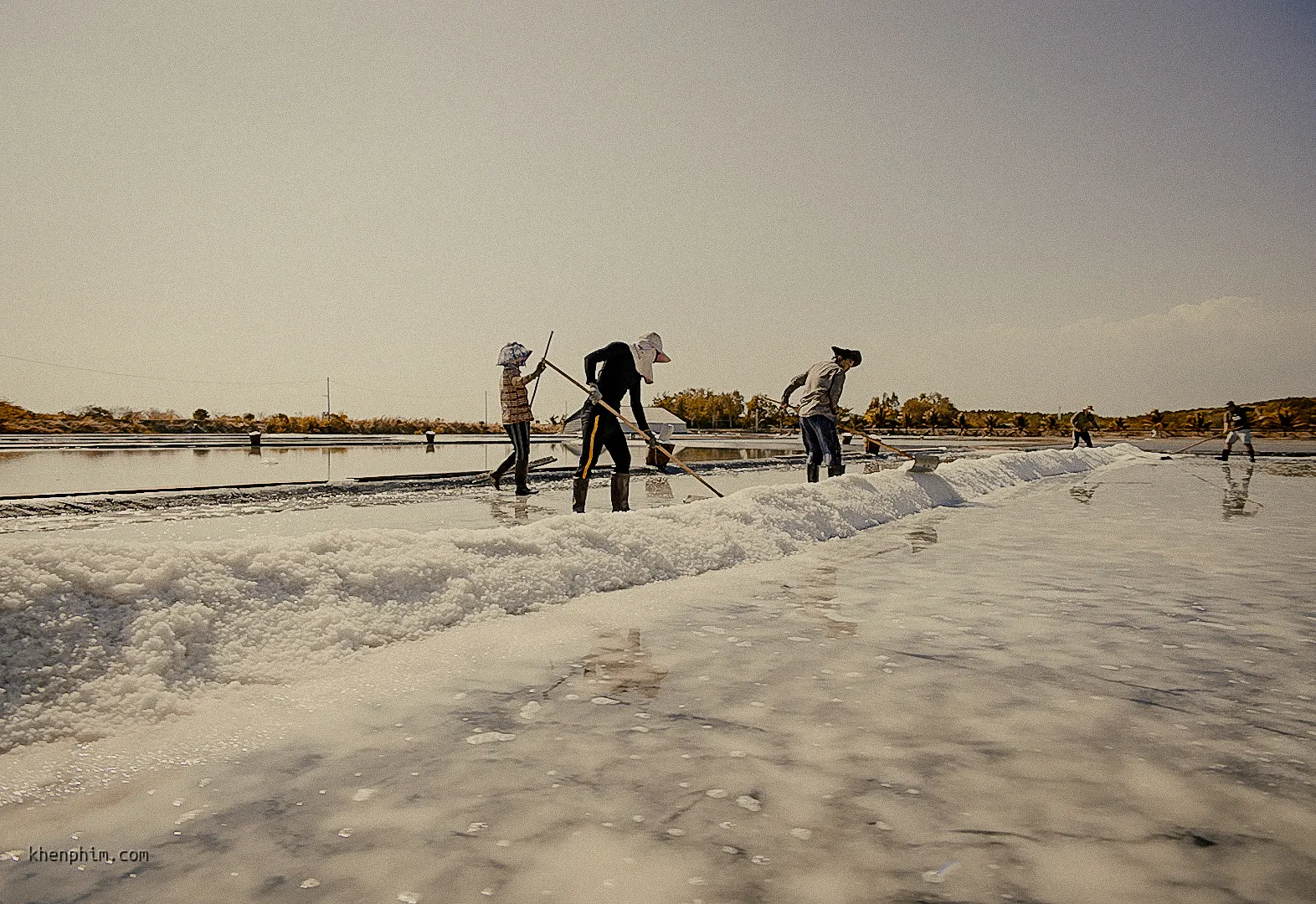 Review phim Hai Muối - Nỗ lực cảm động nhưng chưa đủ lay động — Khen Phim