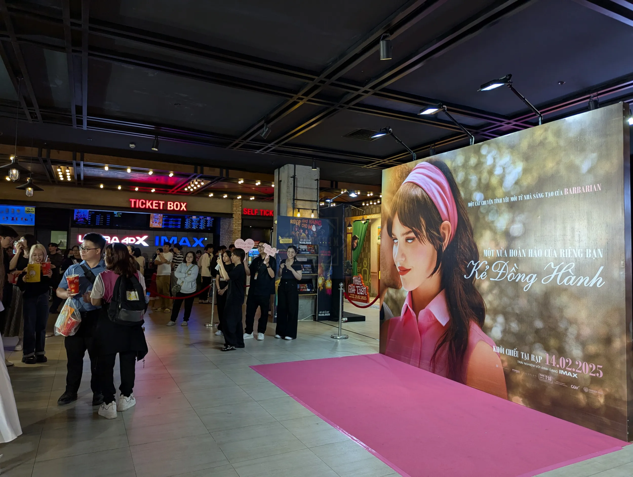 Review phim Companion (Kẻ Đồng Hành): Hấp dẫn đến từng giây — Khen Phim