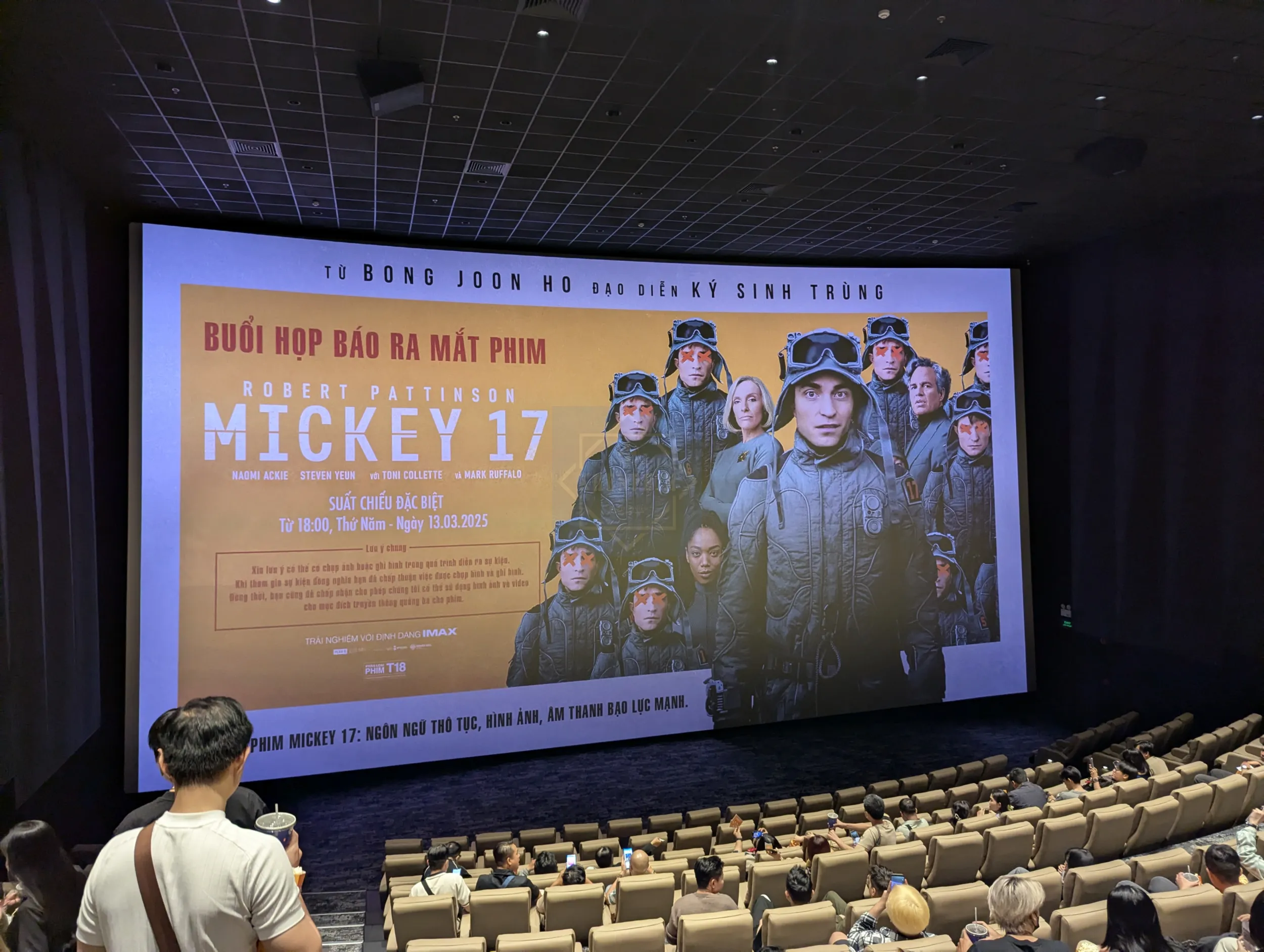 Review phim Mickey 17: Sẽ ra sao nếu có 2 người giống bạn? — Khen Phim