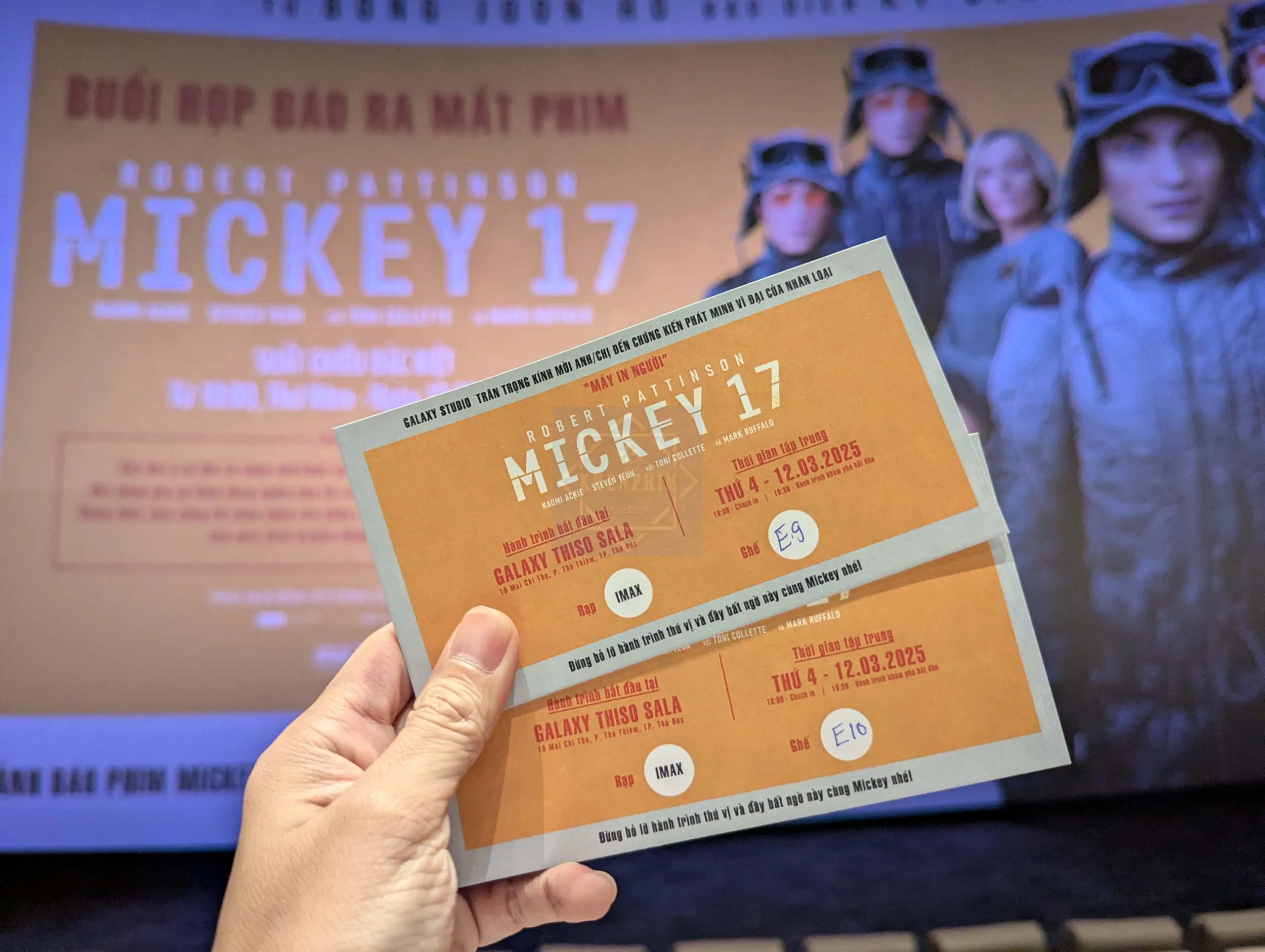 Review phim Mickey 17: Sẽ ra sao nếu có 2 người giống bạn? — Khen Phim