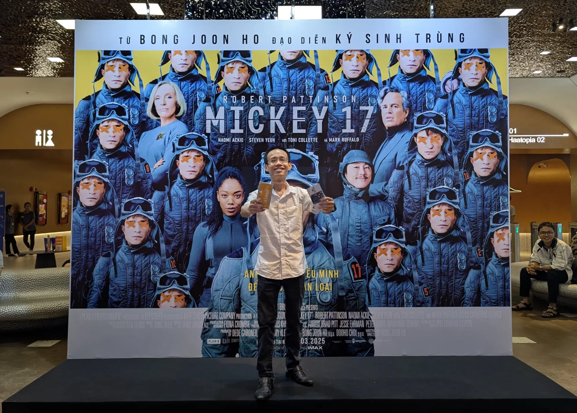 Review phim Mickey 17: Sẽ ra sao nếu có 2 người giống bạn? — Khen Phim